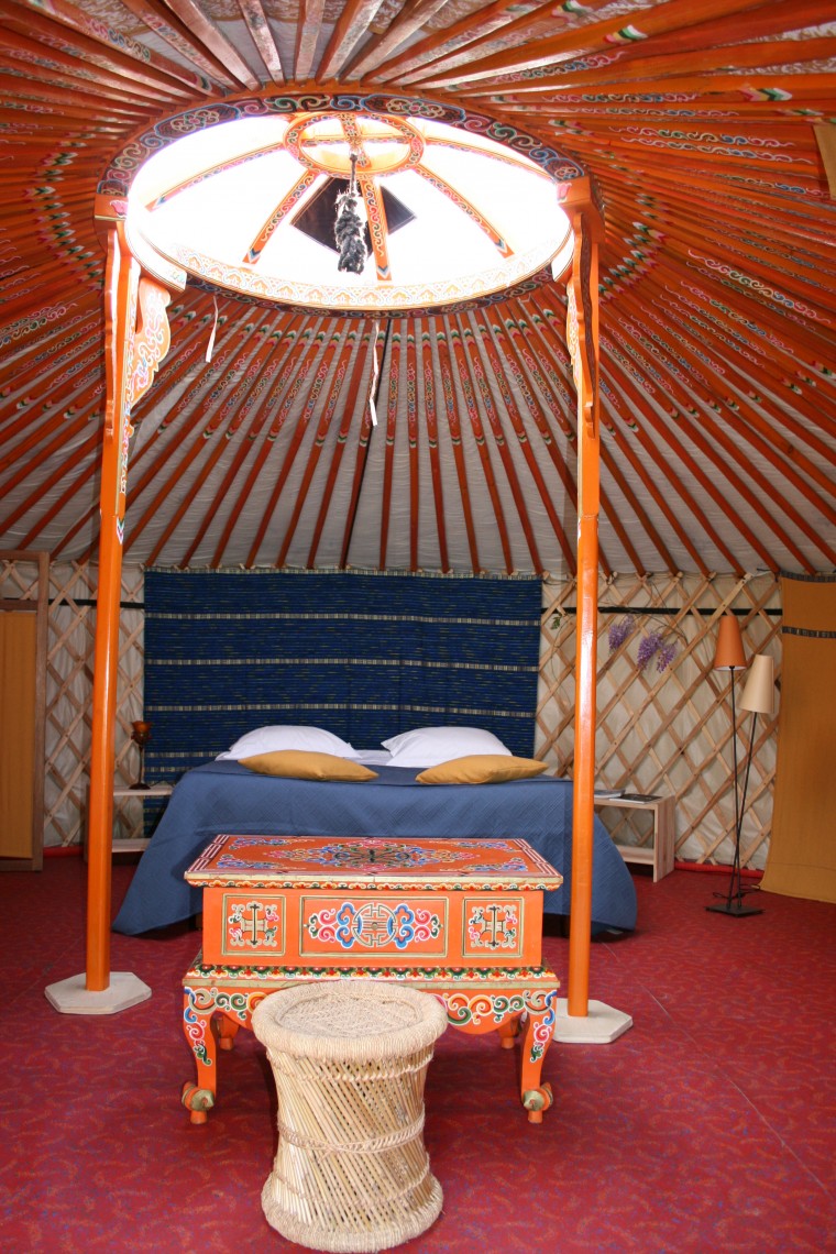 Intérieur de la yourte Le Beaufayn dôme ouvert – Location de Yourtes et ...